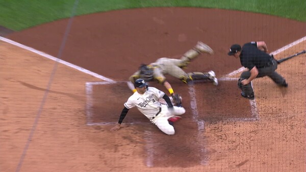 타티스 시속 160km 대포알 홈 송구...올시즌 최고 구속 기록