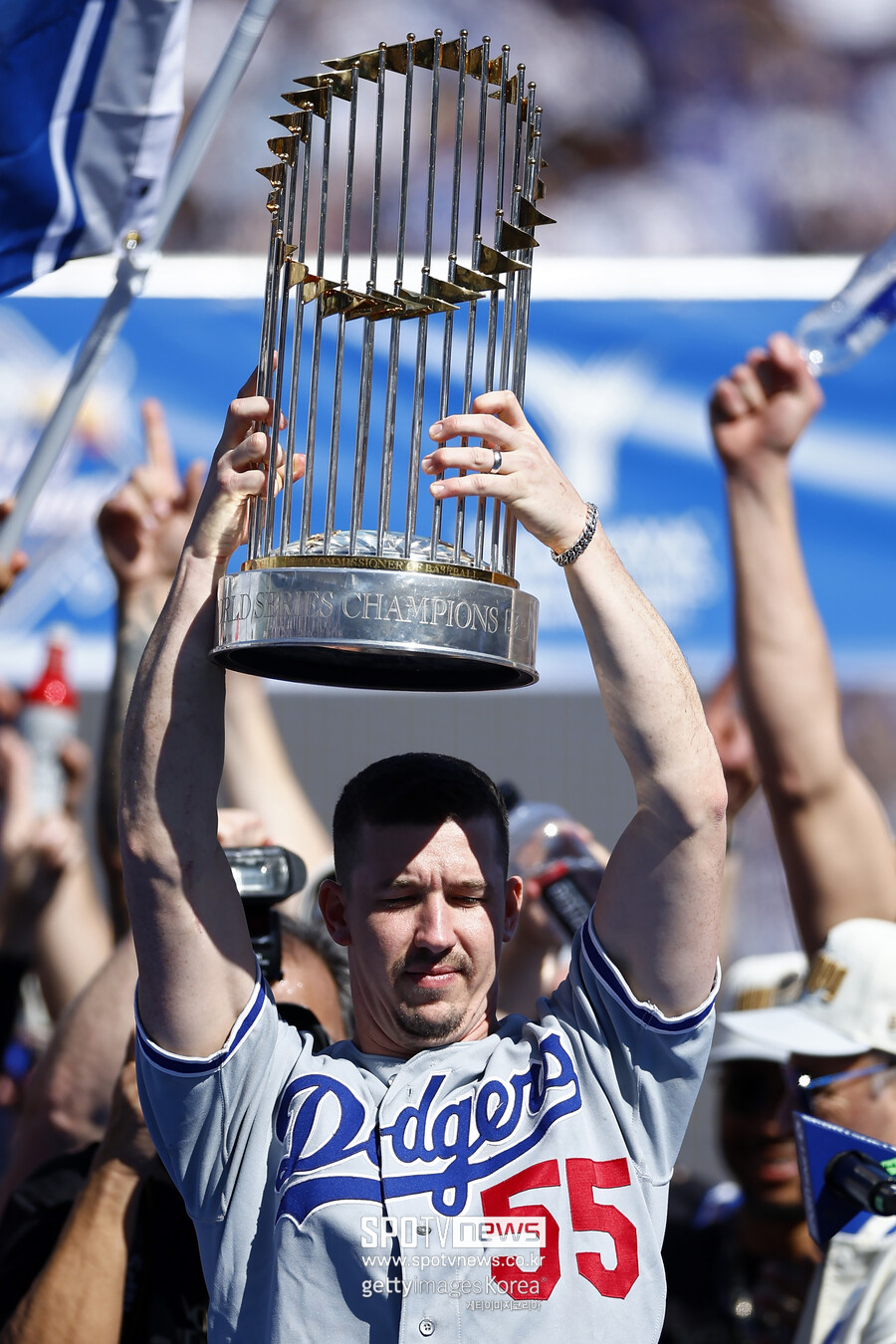 다저스 156km 우승영웅 충격 이적…겨우 1승 투수가 306억 초대박 '미쳤다'