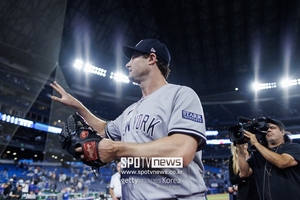 아팠던 거 맞나? 157km 뿌린다…‘ERA 1위’ 악의 제국에 사이영상 에이스가 돌아온다